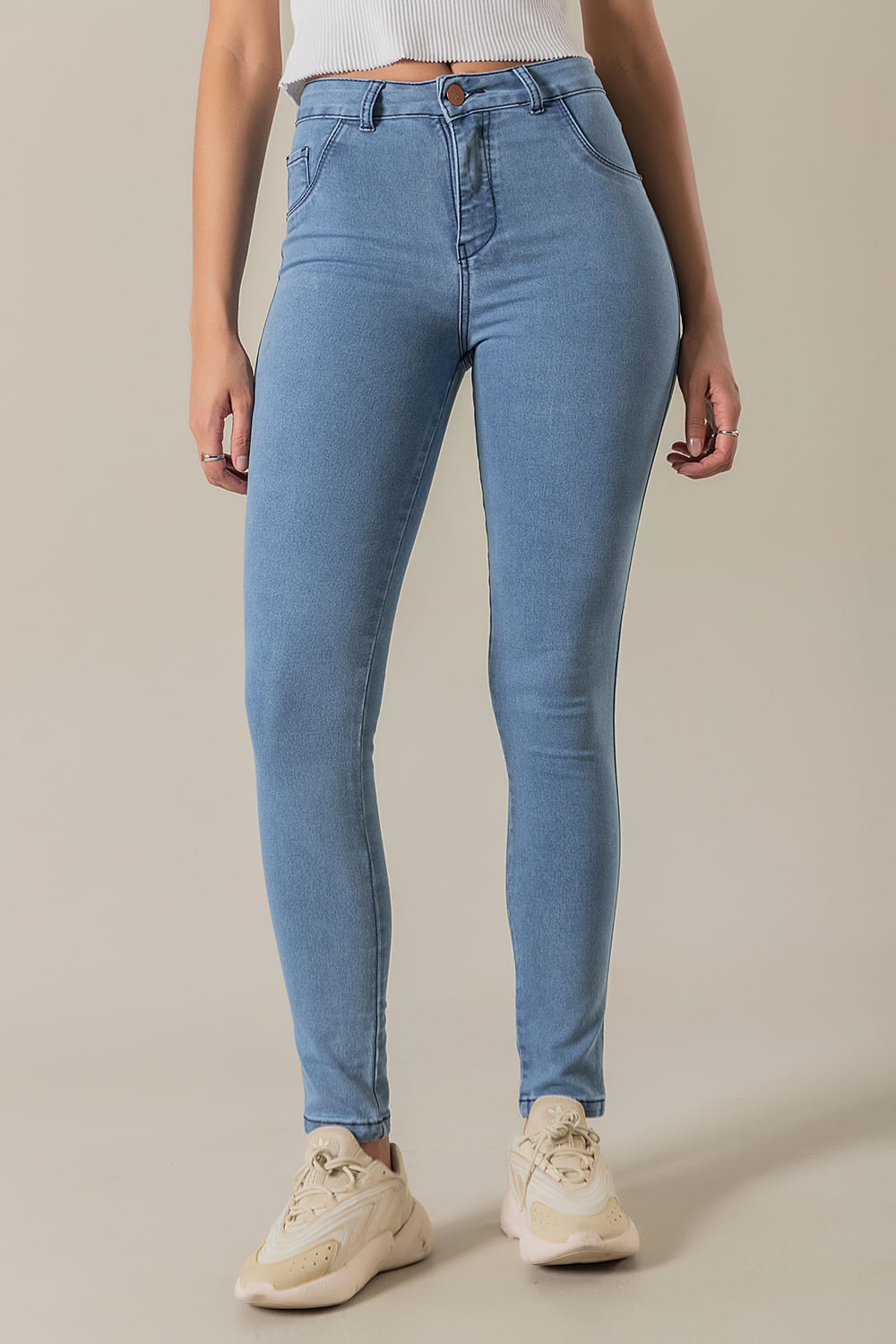 Calça jeans clara cigarrete feminina